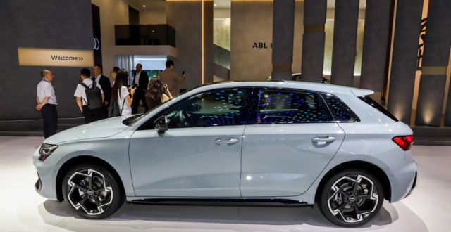 全新奥迪A3亮相广州车展，换装1.5T，尺寸再加长，就差优惠了_腾讯新闻