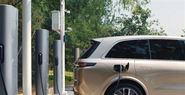 12分钟补能500km！理想5C超级充电站百站落成：女生也能拎得动_腾讯新闻