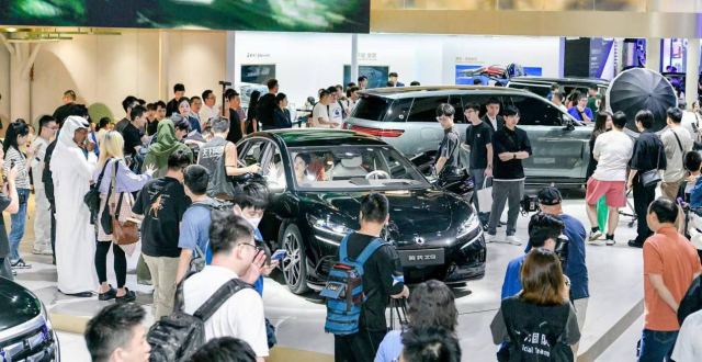 新车已到店！以科技新豪华实力硬刚“56E”，腾势Z9引发火热下订_腾讯新闻