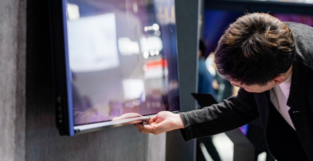 AWE 2023 创维全新壁纸电视A7D系列首发亮相_腾讯新闻