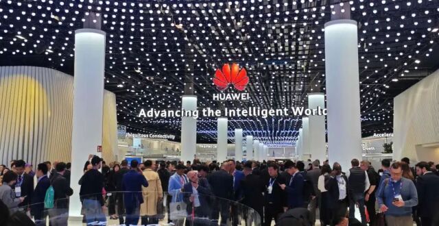 直击巴塞罗那MWC：小米汽车首次欧洲亮相，AI与5G-A交织前行，透明屏PC概念产品吸睛……_腾讯新闻