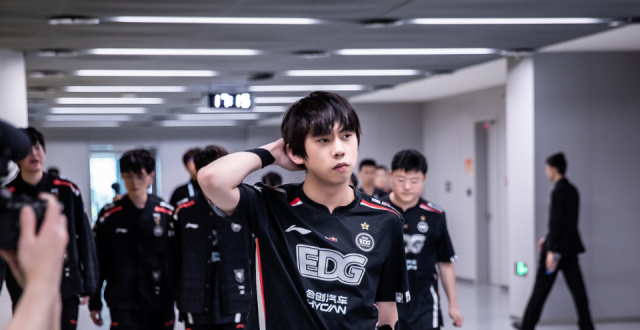 野王Jiejie发威，EDG翻盘WBG，管泽元第一时间回应_腾讯新闻