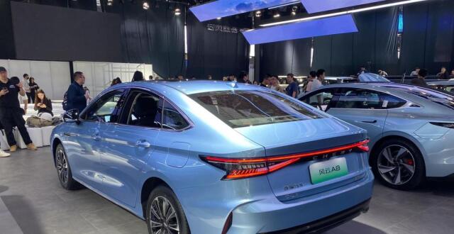 2023广州车展 风云A8/A8 Pro亮相 综合续航超1300km 年底上市_腾讯新闻