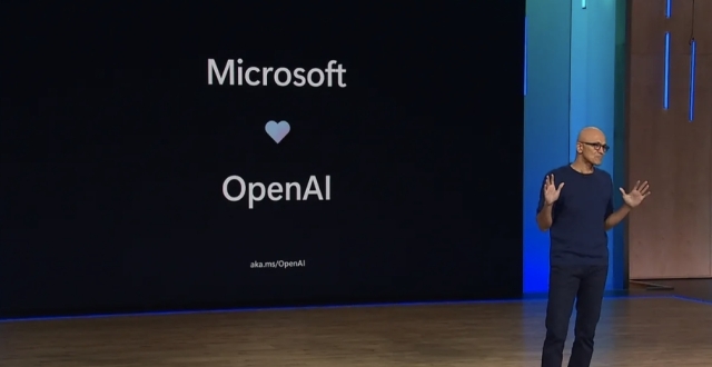 追击OpenAI，微软深夜发布100+更新：人人定制Copilot，自研两款AI芯片 | 焦点分析_腾讯新闻