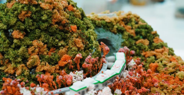 重庆魔幻再升级 “开往春天的列车”变成美味蛋糕_腾讯新闻