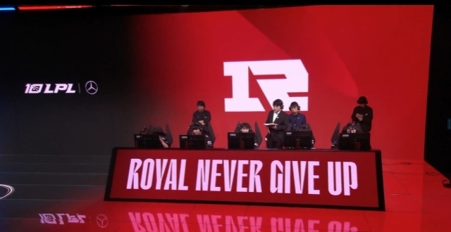 RNG被逼入绝境，现场化身图书馆，Uzi直播放好日子，WEI也破防了_腾讯新闻