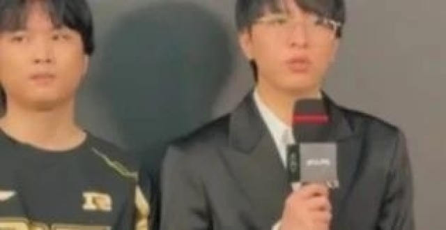 被LGD乱锤！RNG夏季赛首轮全败！ 打野小WEI惨遭粉丝点名：不想玩可以滚啊！_腾讯新闻