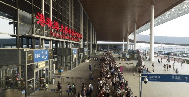 “黄金通道”车畅人旺，港珠澳大桥助燃湾区“烟火气”_腾讯新闻