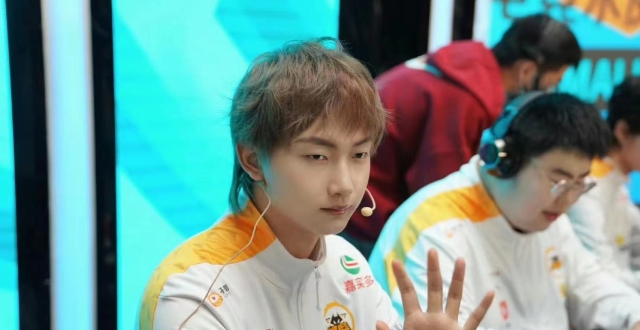 Fly确认加盟RW，教练是老队友，LGD九尾、KSG久酷连接中！_腾讯新闻