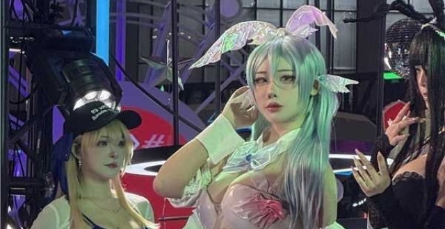 BW2025《棕色尘埃2》展台大火：韩国知名Coser太性感了！_腾讯新闻