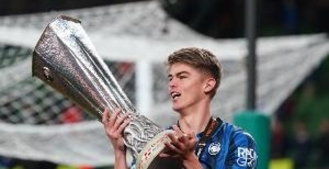 官方：亚特兰大买断米兰23岁前锋德凯特拉雷，转会费总价2400万欧_腾讯新闻