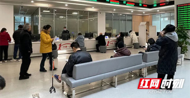假期来临办证高峰？株洲公安早有准备_腾讯新闻