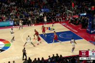 NBA常规赛：火箭vs76人丨一脚油门踩到底！马克西全力加速直杀内线上篮得手_腾讯新闻