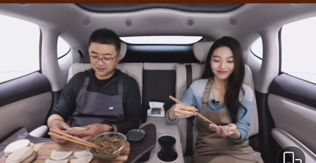 智己汽车CEO直播在智己LS6车内包饺子_腾讯新闻