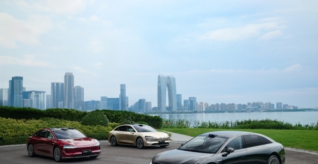 享界S9对比“56E”，智能豪华开始占据上风？_腾讯新闻