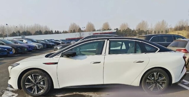 15万以内？能换电的红旗EH7，续航820km_腾讯新闻