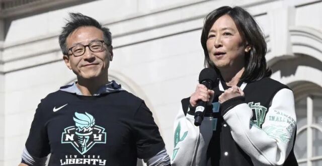 59岁蔡崇信老婆戴Tiffany演讲气场强！娶到她“高攀”了？_腾讯新闻