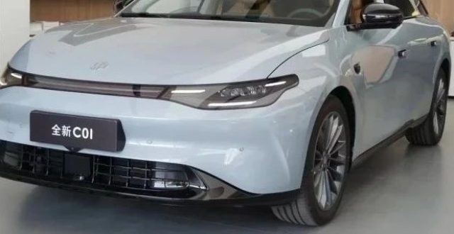 新能源中大型车竟降到了15万内？零跑全新C01对比启源A07探店_腾讯新闻