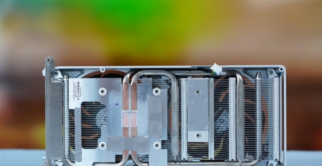 史上功耗最低的xx60显卡！影驰RTX 4060金属大师首发评测：能效比两倍于RTX 3060_腾讯新闻