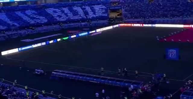 上海德比赛前，申花球迷巨型TIFO： THE CITY IS BLUE_腾讯新闻