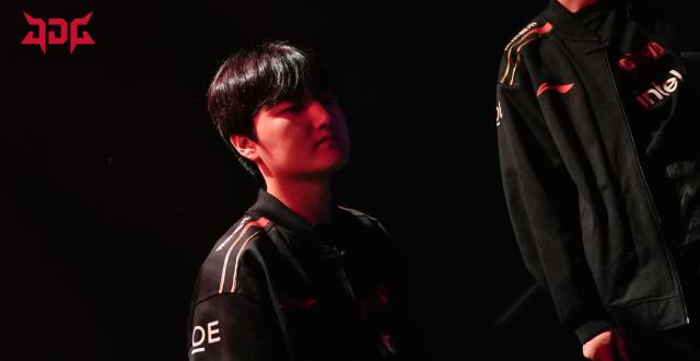 Peyz女警灵活走位“逮捕”TT，JDG 3-1击败TT晋级下一轮_腾讯新闻