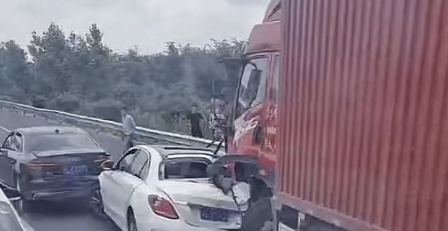 G1503近浦卫公路3车追尾 伤者送医救治_腾讯新闻