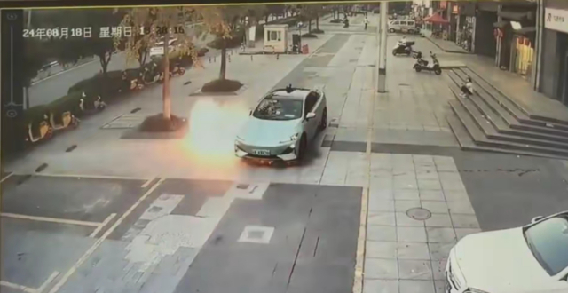 深蓝SL03行驶中起火又自行熄灭？深蓝CEO: 电池经受住了考验_腾讯新闻