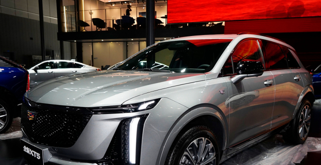 一口价26.59万起，新一代凯迪拉克XT5拿出诚意，全系四驱曲面大屏_腾讯新闻