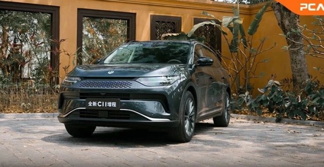 试驾全新零跑C11增程版！三大屏+8295芯片+0续航焦虑，15万拿下…_腾讯新闻