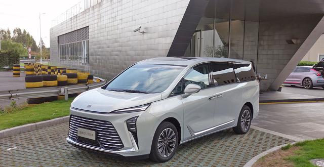 售价26.99万元起，配置空间依旧很有竞争力，全新别克GL8陆尊上市_腾讯新闻