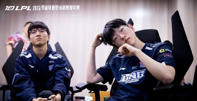 EDG迎战劲敌LNG，Uzi复出后首遇强敌，两代RNG下路AD正面对决_腾讯新闻