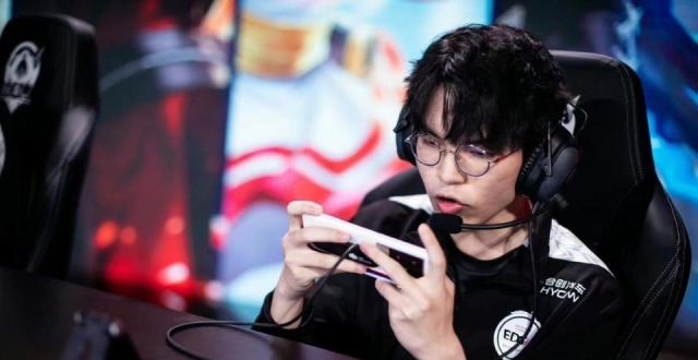 EDGM淘汰，迷风花泪洒采访席：买人需谨慎，前有Cat，后有玄影！_腾讯新闻