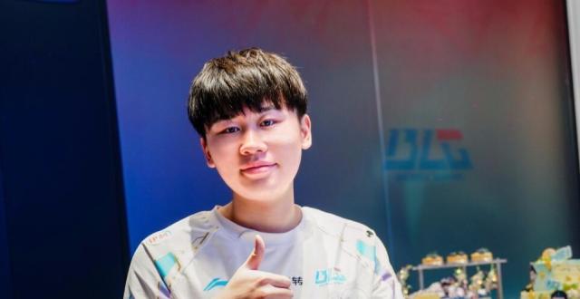 宁愿亏350w都要离开RNG！Wei直播打广告原因曝光，IG阵容即将曝光_腾讯新闻