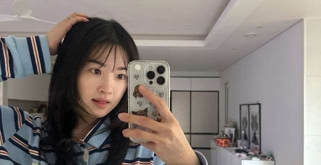 Junjin妻子刘亦书40岁颜值回春，休闲穿搭绽放清新可爱魅力_腾讯新闻