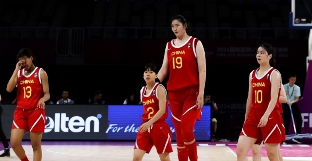 你最棒！张子宇空砍42+14女篮屈居U18亚洲杯亚军，拿MVP仍掩面痛哭_腾讯新闻