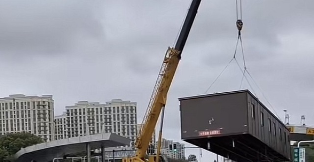 G1503一大件运输车超宽无法驶出高速收费站 大型吊机到场解围_腾讯新闻