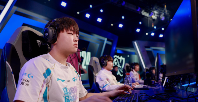 BLG3-0淘汰WBG，晋级S14决赛！左手单杀灯皇，阿卡丽乱秀_腾讯新闻