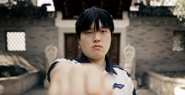 外网热议BLG淘汰T1：bin在1V9！独自一人打爆了T1，像个怪物_腾讯新闻