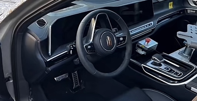 新款红旗H9实车曝光，前脸看齐H5，换双联屏，配3.0T+8AT？_腾讯新闻