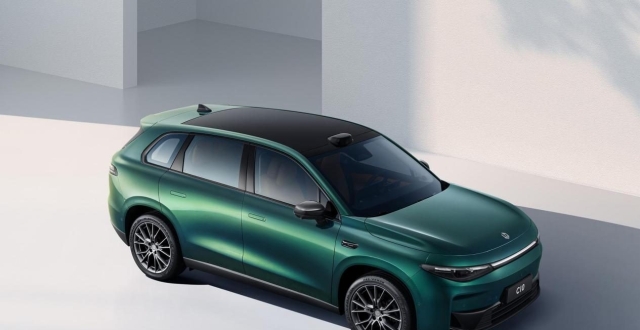 12.88万起售，搭配8295芯片和激光雷达，零跑C10卷成麻花_腾讯新闻