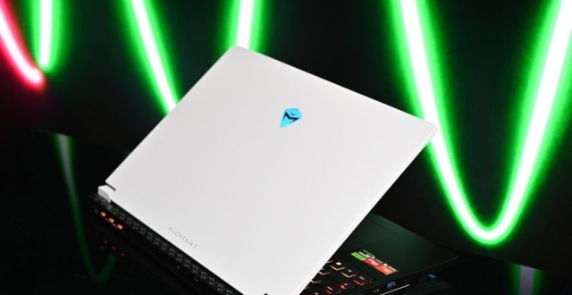 机械师全新曙光16 Pro评测：“二西莫夫”装了长江存储PC411，战力拉满_腾讯新闻