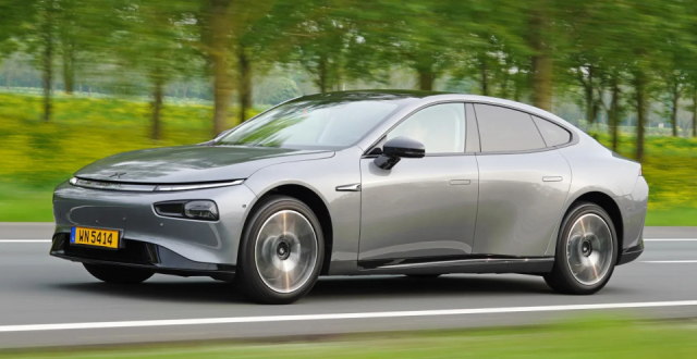 与Model 3展开正面对抗，2023款欧版小鹏P7i实拍图发布_腾讯新闻