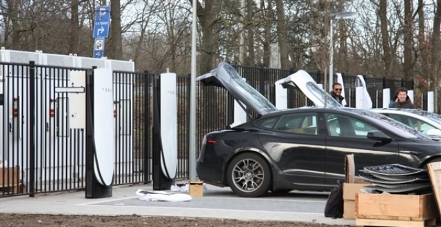 特斯拉V4超充桩首批投用：最大输出功率600KW 电压1000V_腾讯新闻