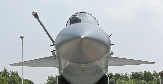 不许解放军过“中线”，台岛亮出F16V战机，歼10C面前已抬不起头_腾讯新闻