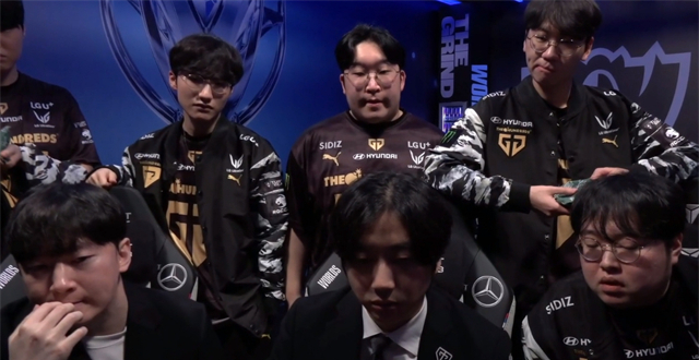 BLG2:0GEN手拿三个赛点，休息室里小花生脸色低沉，LCK观众慌了_腾讯新闻