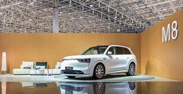 家庭旗舰SUV终极对决：问界M8以价换量，理想L9还能守住王座吗？_腾讯新闻