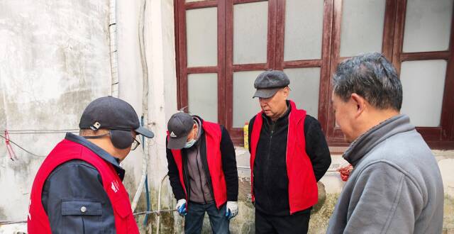 军民携手清淤忙，百年古井焕新生_腾讯新闻