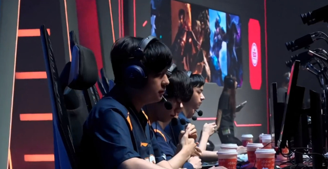 EDG淘汰OMG进六强，Uzi谈招牌英雄VN，小奶油吐露心声_腾讯新闻