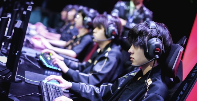 RNG0-2不敌WE，惨遭6连败！lwx疯狂阵亡，WE轻松取胜_腾讯新闻