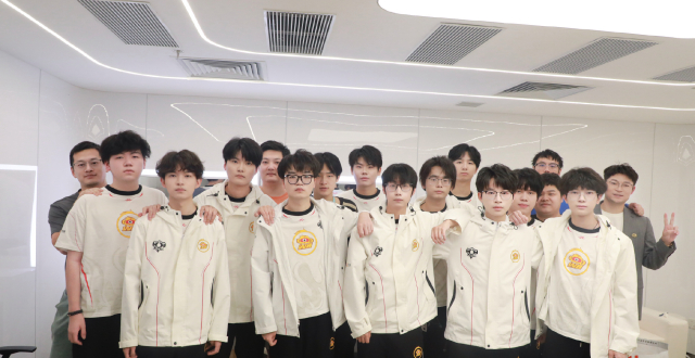 WB拿到赛季首胜，Hero遭LGD让二追三，狼队四连胜锁定S组_腾讯新闻